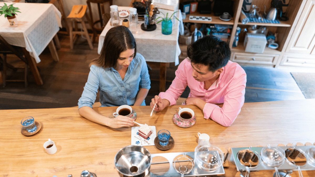 What to Talk About on a First Date: Dos and Don'ts